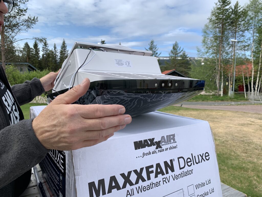 Svalt i husbilen med MaxxFan DeLuxe – HUSBILSRESOR & ÄVENTYR